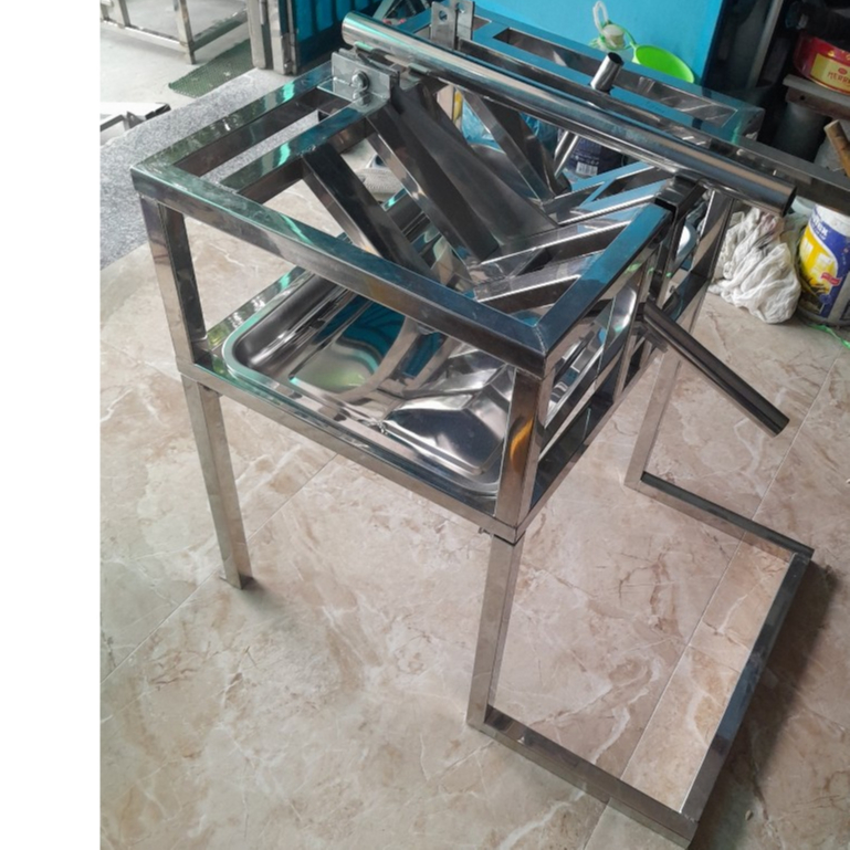 Fresh coconut cutting machine to make Con Dao coconut ice cream, cut ...