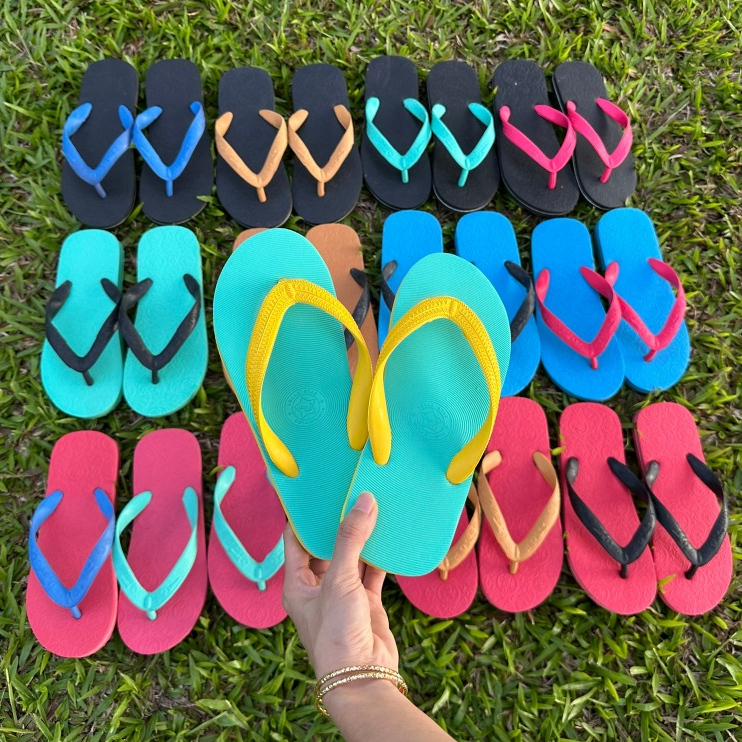 Traditional Thai sandals Mixed with many youthful colors, the sandals ...