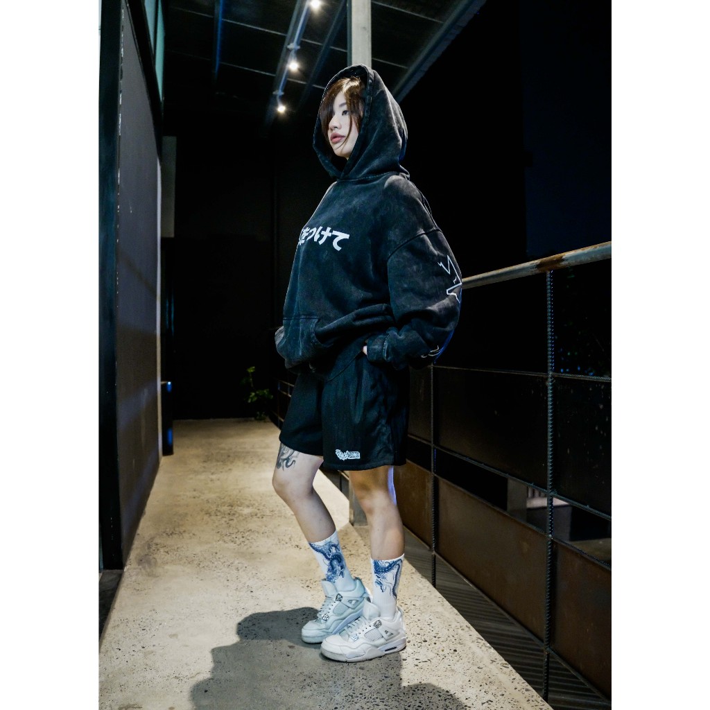 2-layer parachute shorts, above-the-knee form, reflective logo designed ...