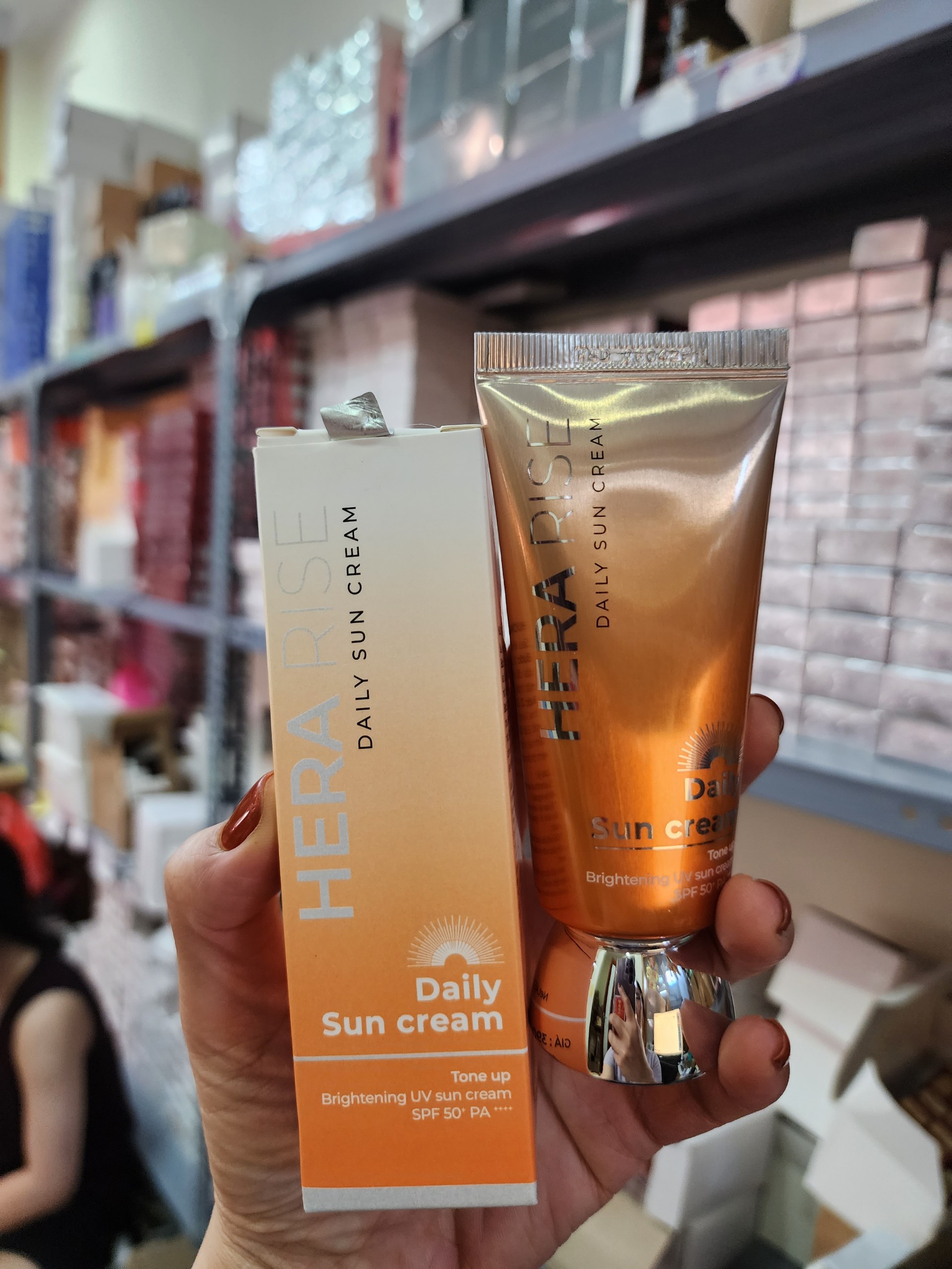 Hera Rise Daily SunCream UVB UVA SPF 50+ oil-control sunscreen for oily ...