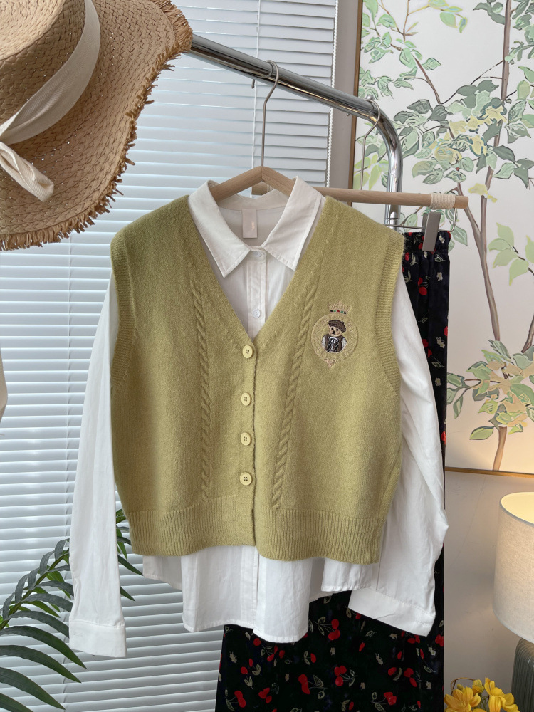 Buttoned WOOL GILE FOR WOMEN WITH EMBROIDERED BEAR LOGO BADGE QC GOODS ...
