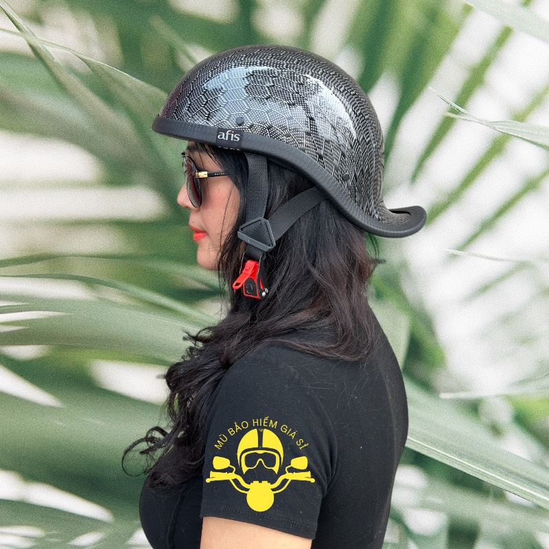 Carbon-dipped clamshell helmet, sporty fashion, light and comfortable ...