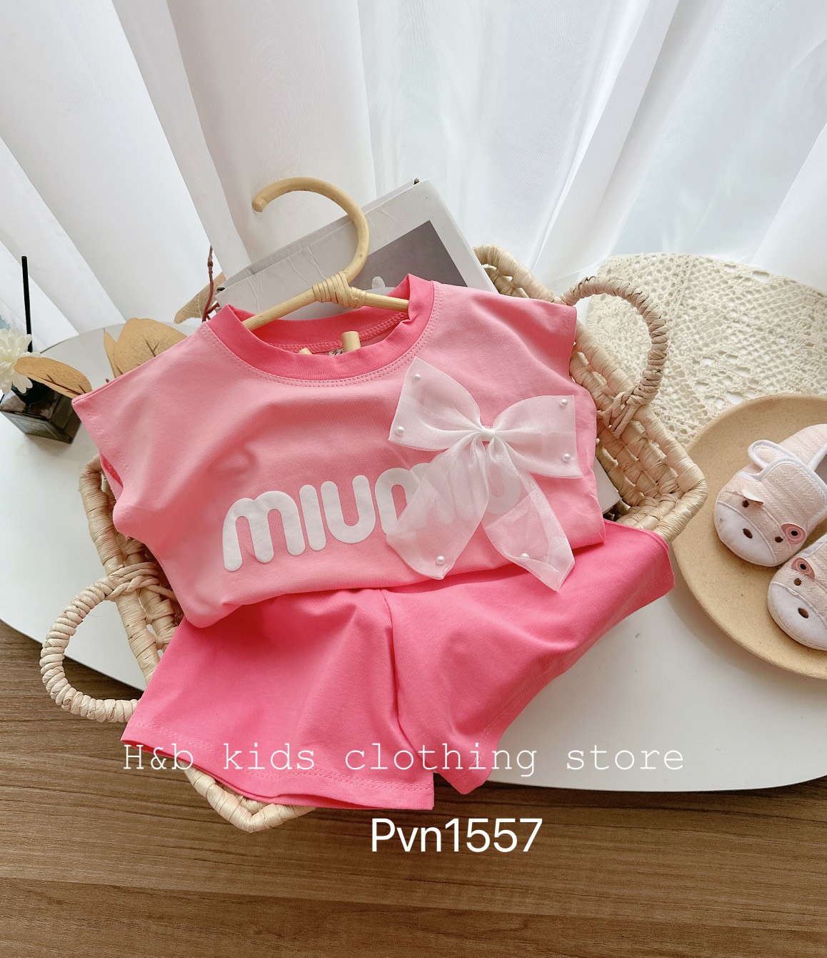 Baby girl's clothing set with round neck and bow sleeves for babies ...