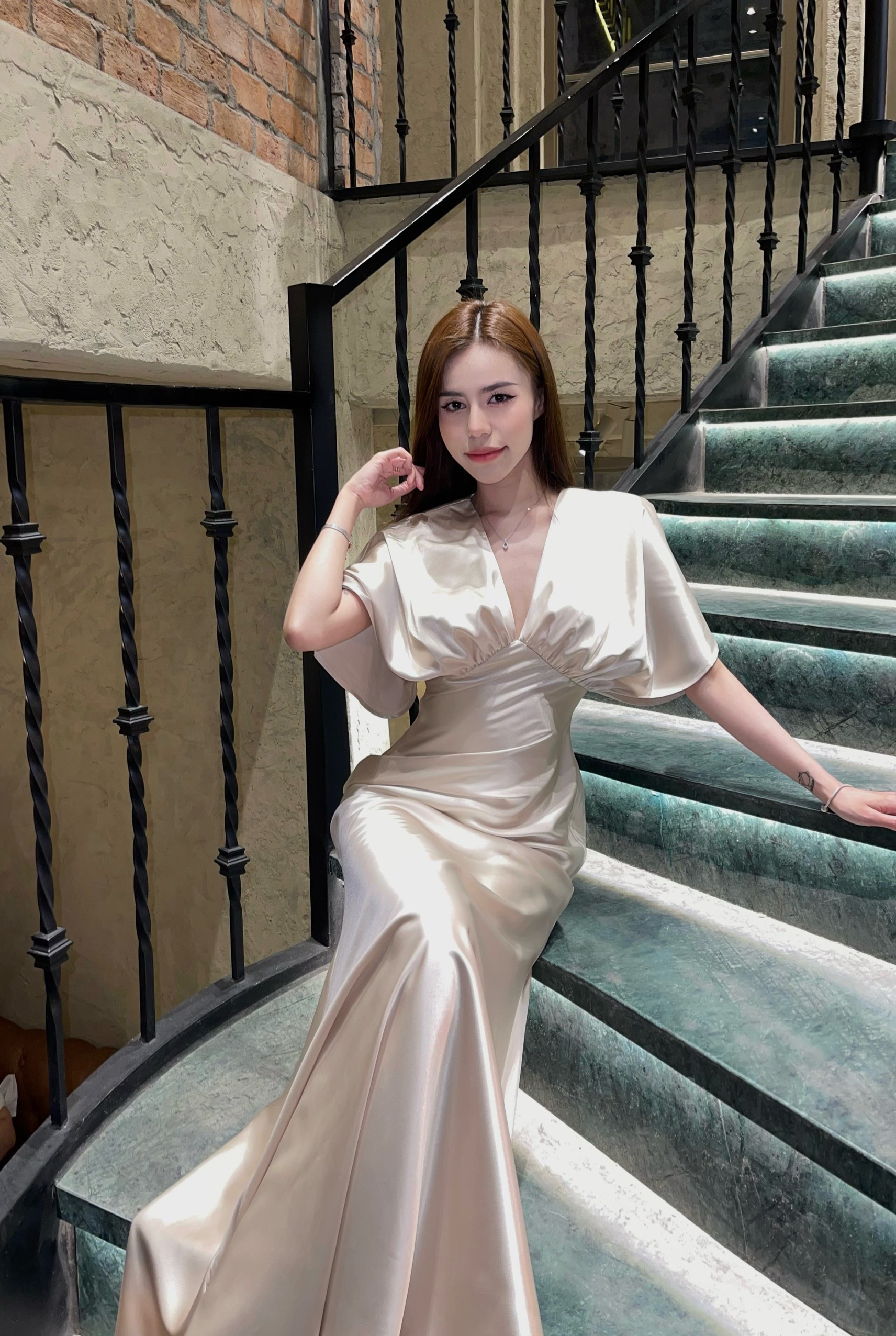 High quality SILK DRESS WITH BAT SLEEVES, scratch-free silk, soft and ...