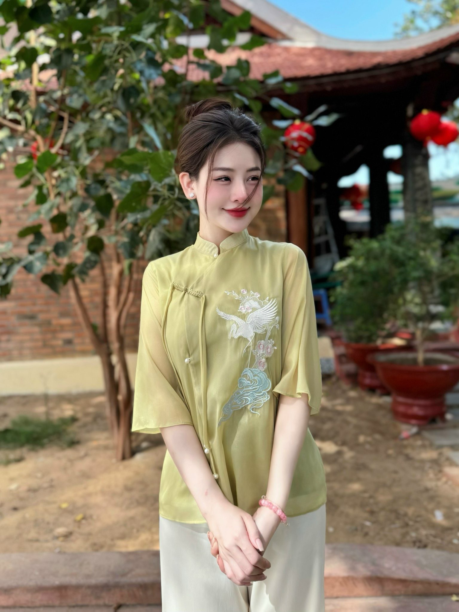 Innovative women's temple outfit made of silk chiffon embroidered with ...