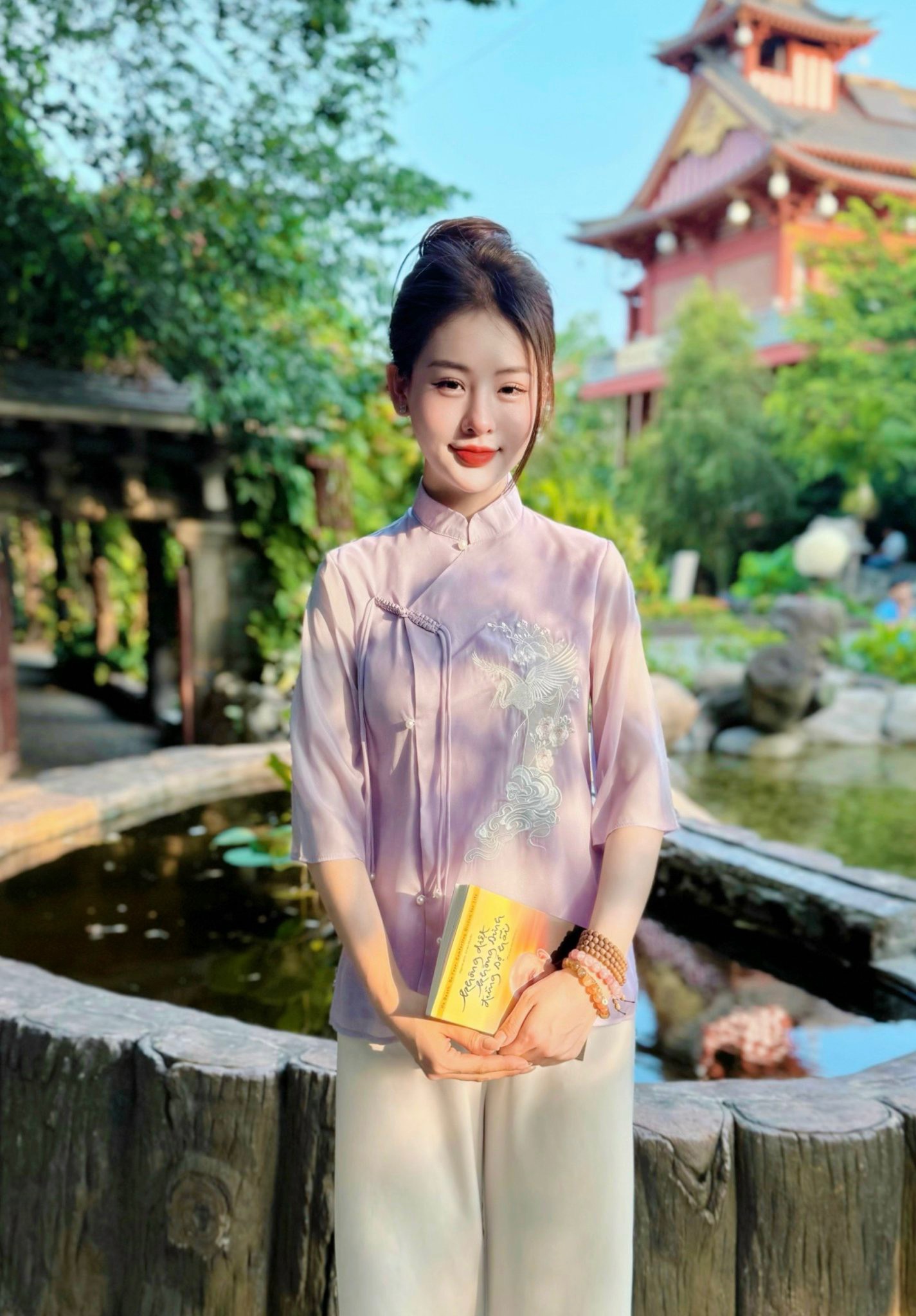 Innovative women's temple outfit made of silk chiffon embroidered with ...