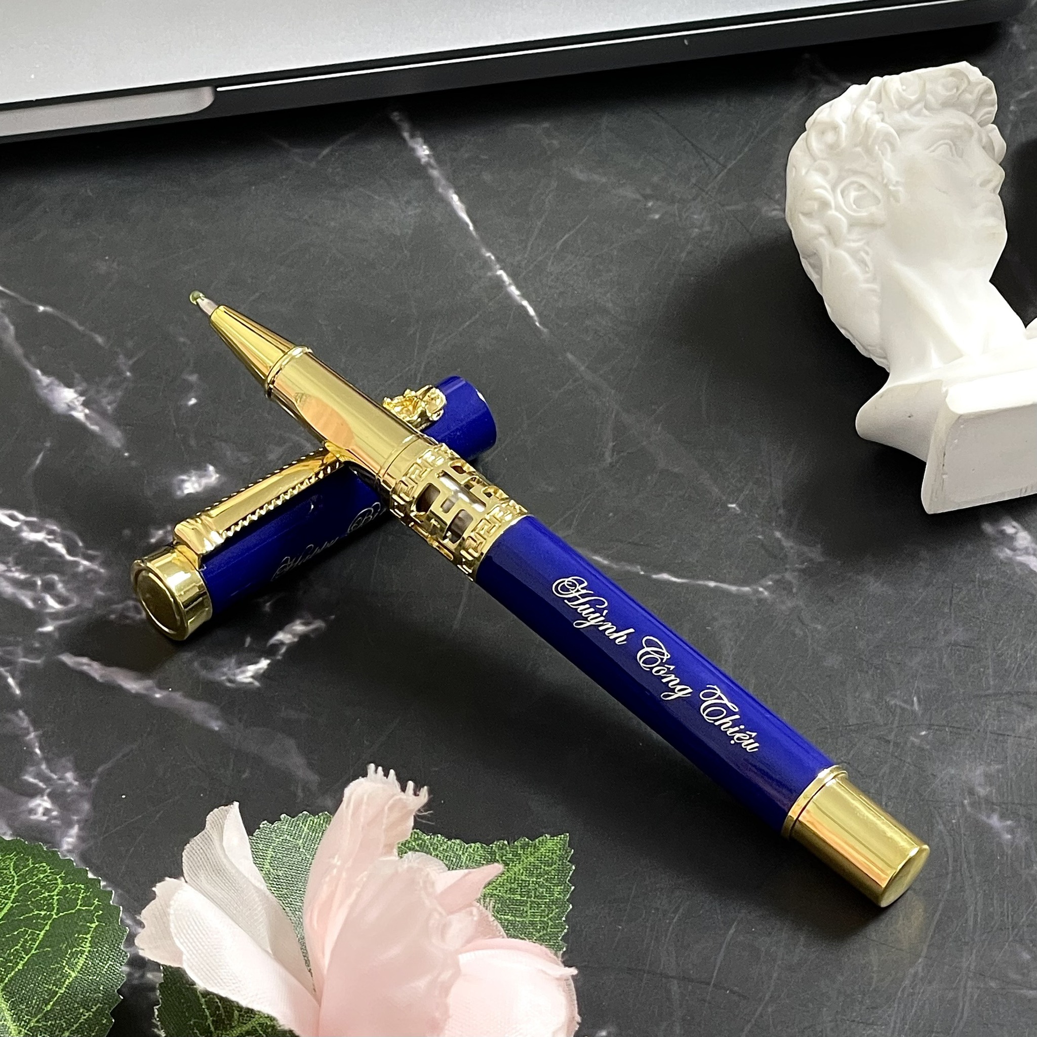 High-end signature pen, name engraved pen upon request as a high-end ...