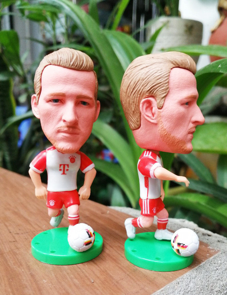 Statue of Harry Kane Bayern Munich player moves joints and creates ...