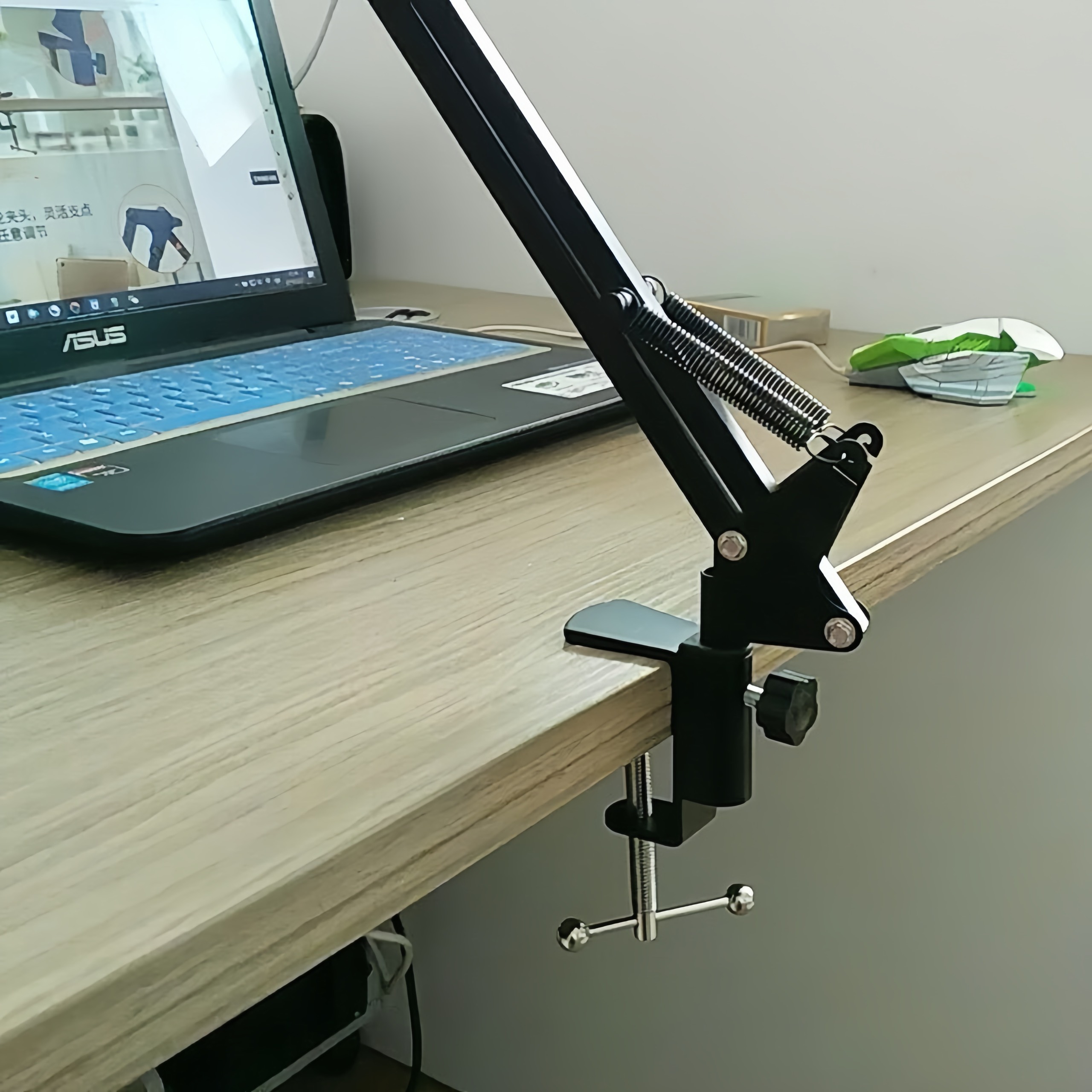 Clamp Phones, Ipads, Tabs and tablets up to 11 inches Watch Movies ...
