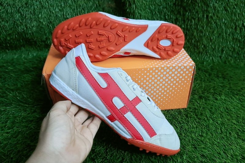 Winbro Bata Warrior TF football boots - Fully stitched rubber sole ...