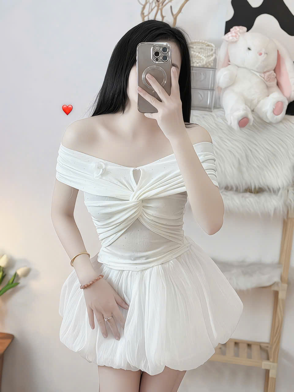 Stone bra with flat shoulders and twisted chest, attached with 1 flower ...
