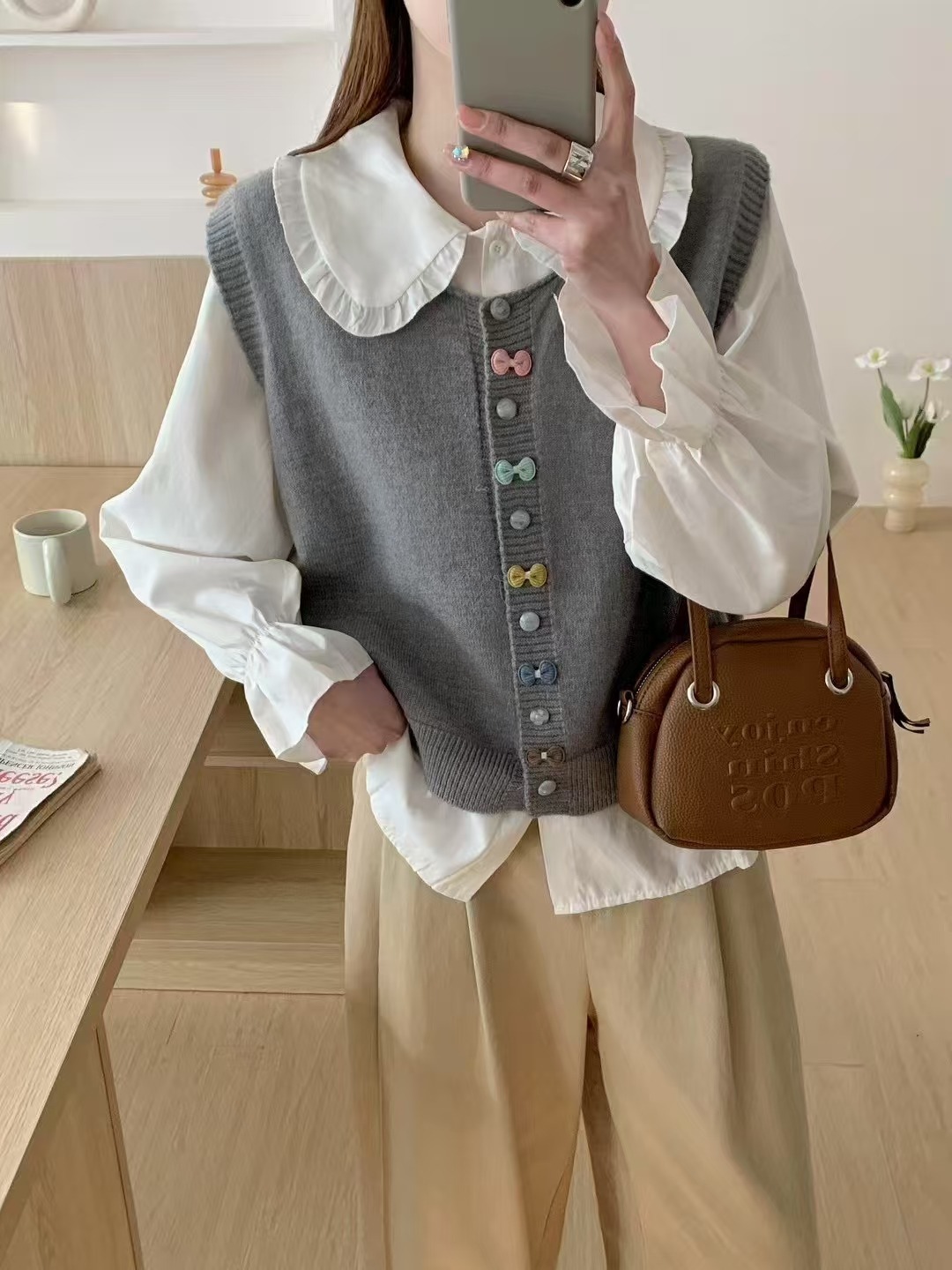 GL61 WOMEN'S WOMAN GILE WITH MULTI-COLOR BUTTONS, SET OF WOOL GILE WITH ...